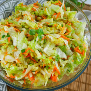 Surówka do obiadu z sałatą, marchewką i ogórkiem