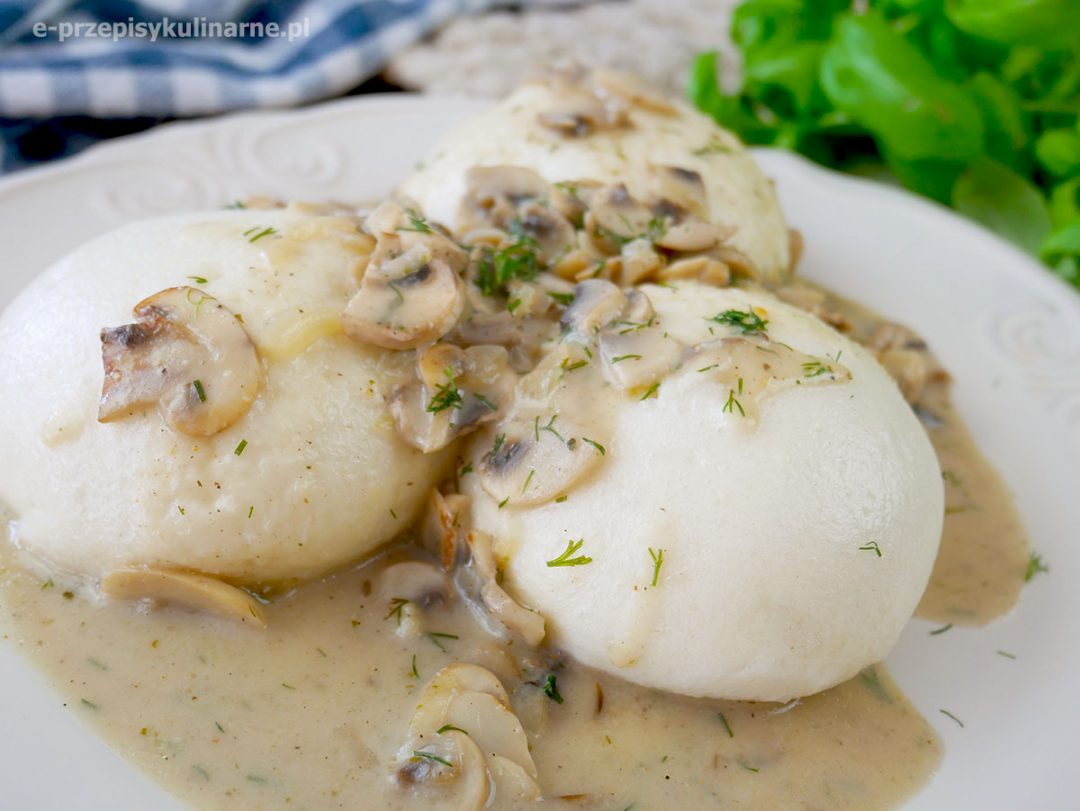 Pampuchy na parze z sosem pieczarkowym - e-PrzepisyKulinarne.pl