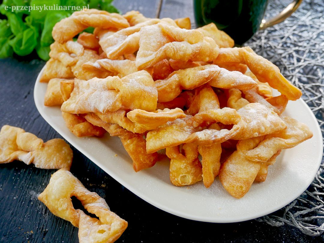 Kruche faworki na śmietanie – sprawdzony przepis na chrusty