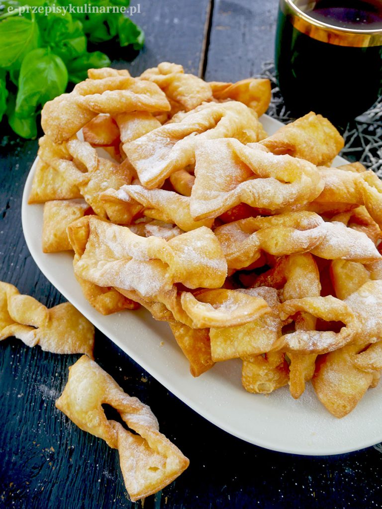 Kruche faworki na śmietanie – sprawdzony przepis na chrusty