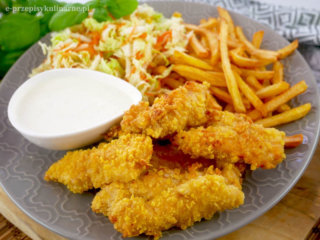 Stripsy z kurczaka z sosem czosnkowym, frytkami i surówką – domowy fast food