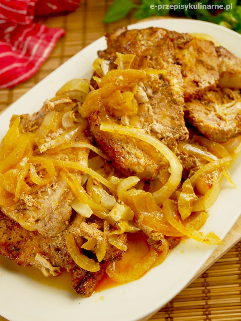 Schab pieczony w plastrach z cebulą – soczysty i mięciutki