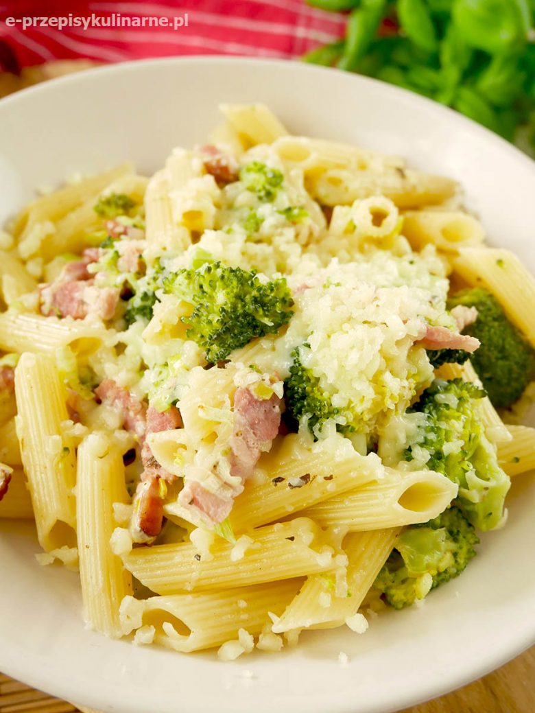 Makaron z boczkiem i brokułem – szybki pomysł na pyszny obiad
