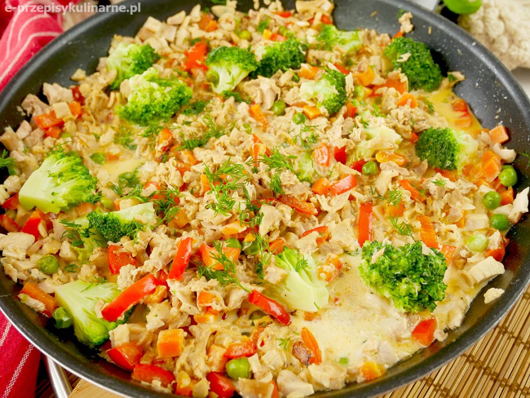 Ciasto Jej Wysokość – puszysty biszkopt z kremem i brzoskwiniami