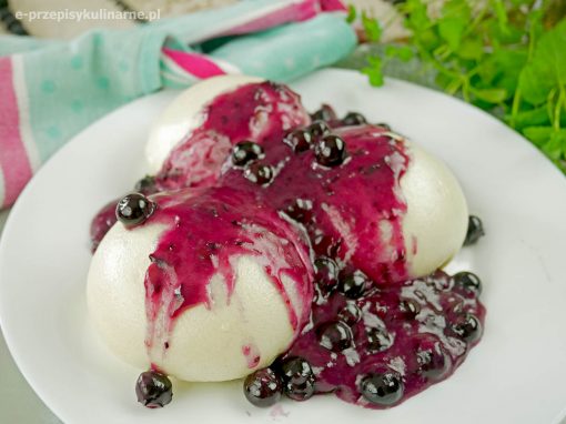 Pampuchy z sosem borówkowym – lato na talerzu - e-PrzepisyKulinarne.pl