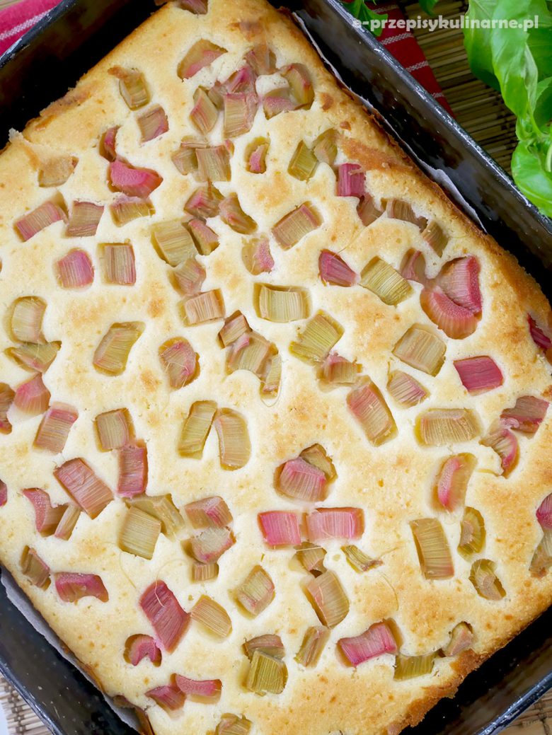 Prosty placek z rabarbarem – pyszne domowe ciasto - e-PrzepisyKulinarne.pl