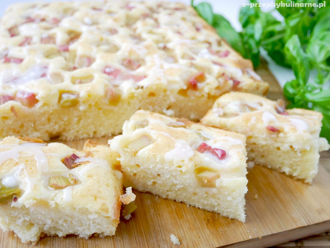 Prosty placek z rabarbarem – pyszne domowe ciasto - e-PrzepisyKulinarne.pl